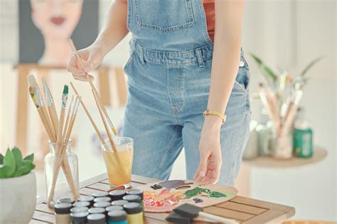 디자이너 재능 및 취미를 위해 스튜디오에서 여성의 손으로 예술 창작 및 그림을 그립니다 영감 색상 및 그림 예술 작품 및