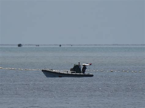 Китай защитава „плаващата бариера“ в Южнокитайско море докато Манила иска да я премахне Новини