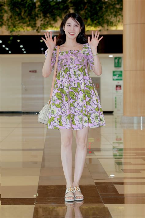 박은빈 꽃향기가 날 듯한 원피스 공항패션