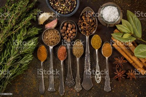 백 리 향 로즈마리 향신료를 어두운 배경에 숟가락으로 위에서 보기 0명에 대한 스톡 사진 및 기타 이미지 0명 갈색 검은색 Istock