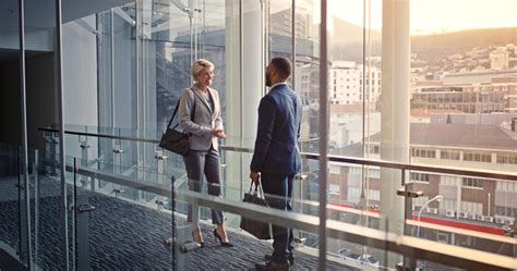 의사 소통 인사 및 비즈니스 사람들은 아침에 사무실 건물에서 함께 이야기합니다 기업 행복 및 근로자가 직장에서 미소를 지으며 대화하고 공동 작업하고 대화 공항에 대한 스톡