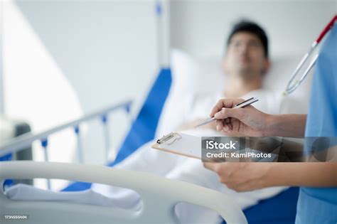 정확하고 적절한 치료를 진단하기 위해 의사가 증상을 검사하고 정보에 대한 정보를 요청하는 입원 환자 병상에 있는 환자 치료의 개념 건강관리와 의술에 대한 스톡 사진 및 기타