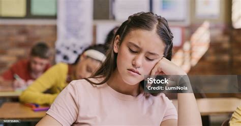 슬프고 화가 나고 우울한 학생이 교실에 앉아 학교에서 교육과 학습에 어려움을 겪고 있습니다 Adhd 또는 자폐증을 앓고있는 지루하고 피곤한 소녀는 수업 중에 수업 중에