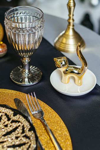 축제 테이블 설정 개념 검은 테이블에 빈 접시 칼 세트 와인 잔과 황금 고양이 인형 0명에 대한 스톡 사진 및 기타 이미지 0명 개체 그룹 공휴일 Istock