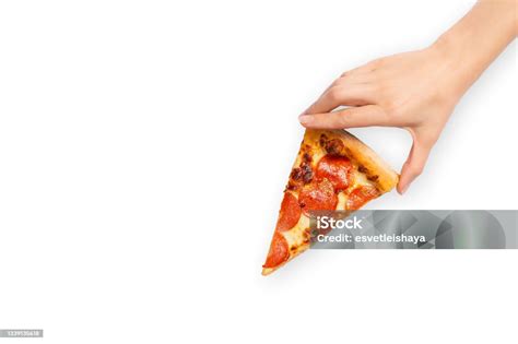 흰색에 고립 된 손에 페퍼로니 피자 의 조각 페이퍼로니 피자의 최고 전망 이탈리아 음식 길거리 음식 패스트 푸드 빠른 물린 개념 복사 공간이 있는 배너 고기에 대한 스톡