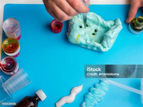 점액을 만드는 구성 요소 아동 교육 개념입니다 파란색 표면 점액 치약 면도 폼 장식 액세서리 파란색 배경에 컬러 페인트 공예에 대한 스톡 사진 및 기타 이미지 Istock