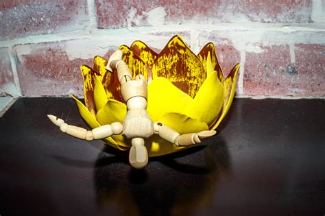 노란 장식꽃을 입고 포즈를 취하고 있는 나무 인간 마네킹 검은색에 대한 스톡 사진 및 기타 이미지 검은색 공예 금 금속 Istock