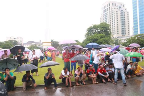 Dvb ယူ ၂၃ အသင္းကို အားေပးရန္ ရန္ကုန္ပရိသတ္ မဟာဗႏၶဳလပန္းၿခံတြင္ စု႐ုံးေရာက္ရွိ ဓာတ္ပံု