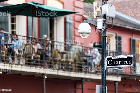 오래 된 도시 뉴 올 리 언 즈 루이지애나 도시 주철 발코니 벽 코너 건물 레스토랑 저녁 일몰 건축 하는 동안 야외 바에 앉아 사람들에 부르봉 샤 르 트 르 거리