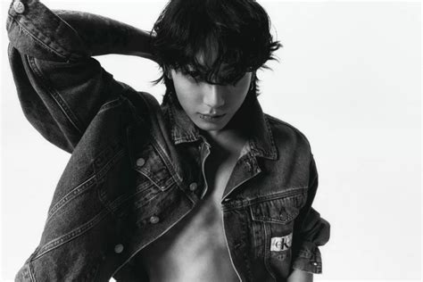 Bts Jungkook Surge Sem Camisa Em Campanha