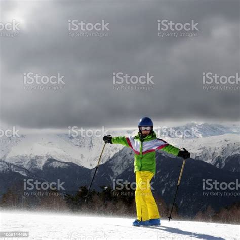 일 산과 블리자드 전에 흐린 회색 하늘에서 스키 폴란드와 함께 행복 한 젊은 스키어 Mestia에 대한 스톡 사진 및 기타 이미지 Mestia 걷기 겨울 Istock