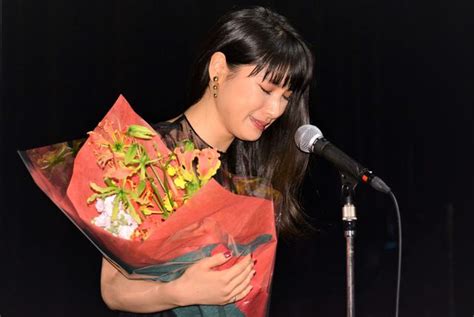 土屋太鳳、受賞に涙「デコボコな心」になっていた｜シネマトゥデイ
