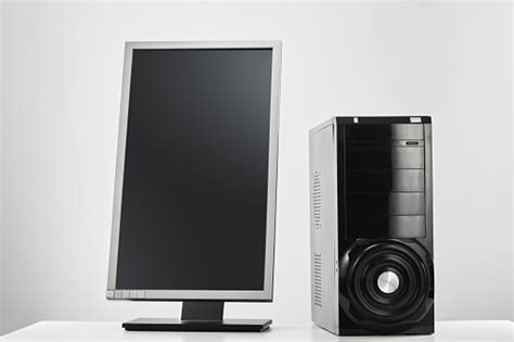 흰색 책상에 평면 화면 키보드와 마우스와 데스크톱 Pc 컴퓨터 타워 데스크탑 컴퓨터에 대한 스톡 사진 및 기타 이미지 데스크탑 컴퓨터 컴퓨터 마우스 컴퓨터 키보드