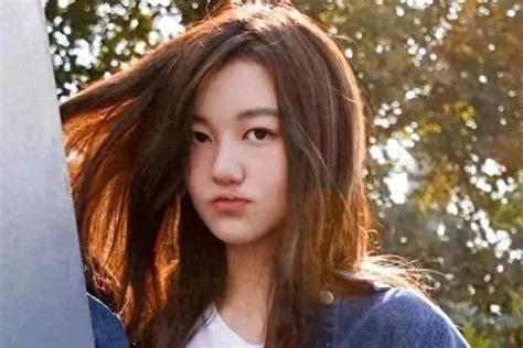 不愧是王菲女儿李嫣兔唇消失整容美出新高度17岁走性感路线 气质 李亚鹏 公主