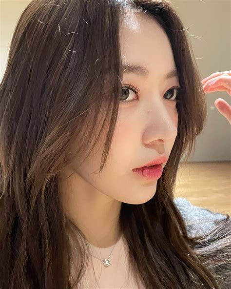 Sakura Miyawaki 새로운 피어싱and네일 🔗💅 Instagram