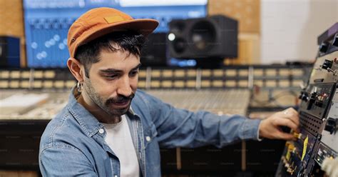 전문 음악 스튜디오에서 패널 컨트롤을 사용하는 힙스터 남자의 스톡 사진 사진 Unsplash의 스페인 이미지