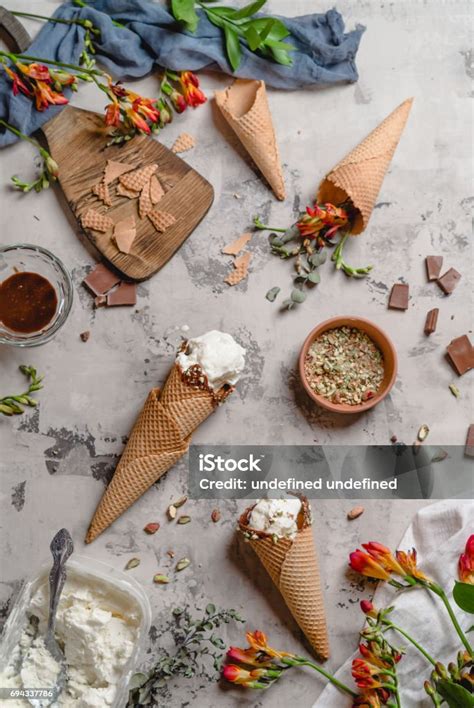 피스타치오 녹 인된 초콜릿 꽃 나무 책상 및 회색 Backround 평면도에 파란색 천으로 와플 콘에 아이스크림 0명에 대한 스톡 사진 및 기타 이미지 Istock
