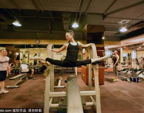 中国第一柔术女王健身 完爆各路“一字马”女神