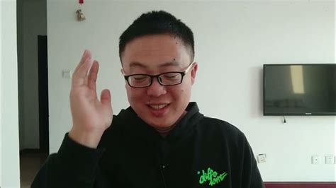 女士优先车厢内女子挨个嘲讽男乘客不让座，自愿不是强制，给你？ Youtube