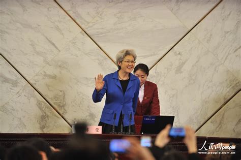 十二届全国人大一次会议新闻发布会新闻发言人傅莹向记者挥手致意 中国人大新闻 人民网