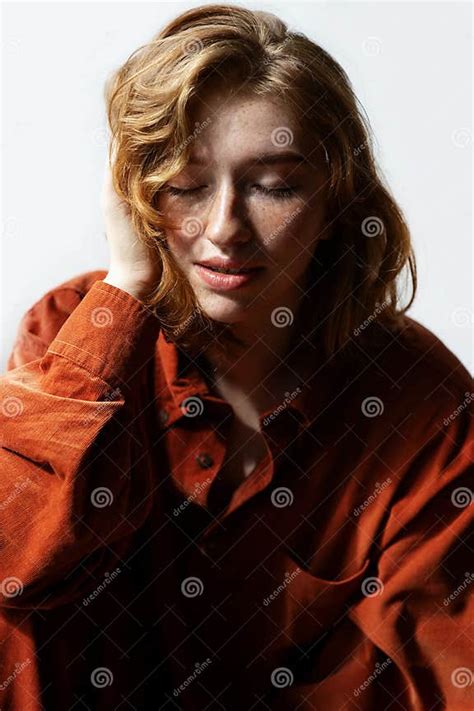 Портрет рыжеволосой девушки с веснушками и закрытыми глазами Стоковое Изображение изображение