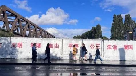 社会主义核心价值观覆盖伦敦涂鸦墙引爆争议