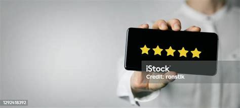 우수한 서비스와 고객 피드백 화면에 5 성급 등급으로 전화를 들고 여자 복사 공간 소비자 경험에 대한 스톡 사진 및 기타 이미지 소비자 경험 일등석 피드백 Istock