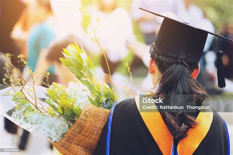 졸업식 모자를 졸업 하는 동안 대학 졸업 컨셉 교육 축 학생 영 축 하 대학 졸업생 건강한 생활방식에 대한 스톡 사진 및 기타 이미지 건강한 생활방식 건강한 식생활