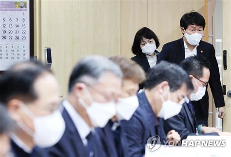 전국기관장 회의 참석하는 안경덕 장관 연합뉴스