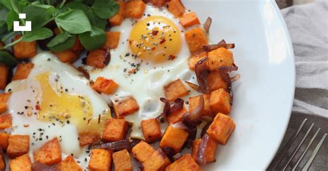 흰색 세라믹 접시에 얇게 썬 당근과 녹색 야채 사진 Unsplash의 무료 식물 이미지