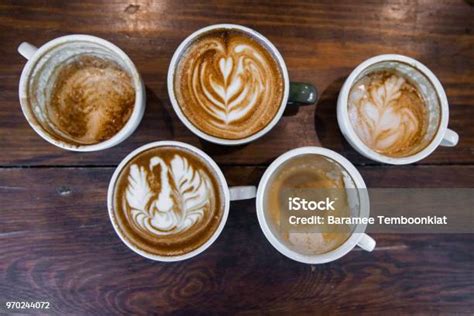 나무 테이블에 라 떼 아트와 커피 컵의 최고 보기 선택적 초점 백색 Cupcolor 빈티지 스타일입니다 워크숍 갈색에 대한 스톡 사진 및 기타 이미지 Istock
