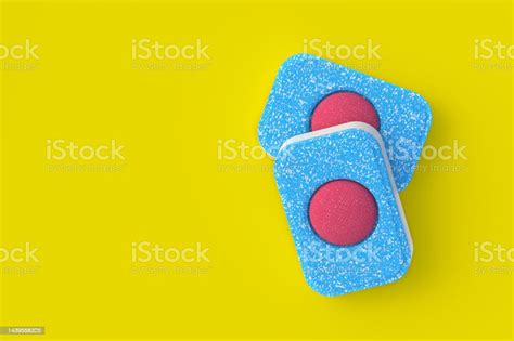 노란색 배경에 두 개의 식기 세척기 세제 정제 공간을 복사합니다 평면도 3d 렌더링 3차원 형태에 대한 스톡 사진 및 기타 이미지 3차원 형태 가사 집안일 가정 생활