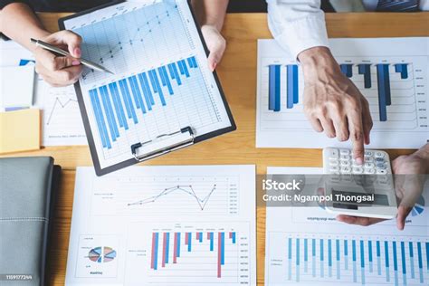 전문 비즈니스 파트너가 업무 공간 재무 및 투자 개념에서 작업 및 분석을 충족하는 아이디어 계획 및 프레젠테이션 프로젝트에 대해 논의하고 협업 팀워크가 데이터를 분석합니다