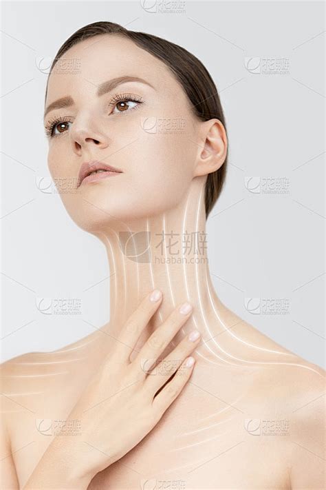 女孩使用抗皱精华液