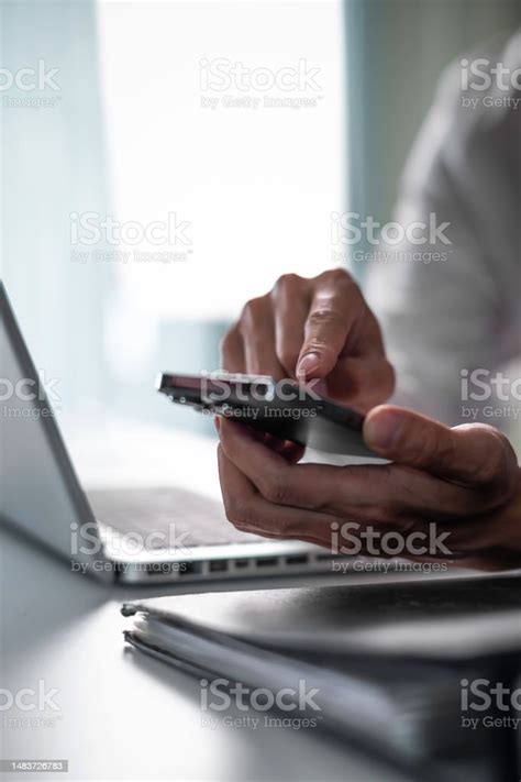 스마트폰과 태블릿을 사용하는 사업가의 손을 닫습니다 비즈니스 및 기술 개념 타자 치기에 대한 스톡 사진 및 기타 이미지 타자