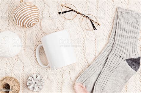 니트 배경에 흰색 머그잔과 환경 친화적 인 크리스마스 장식으로 모형 빈 컵에 텍스트 복사 공간이있는 아늑한 Hygge Xmas 장식의 구색 12월에 대한 스톡 사진 및 기타
