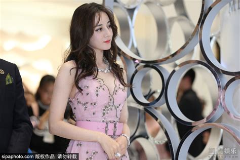 迪丽热巴穿深V粉色长裙甜美性感 娱乐 环球网