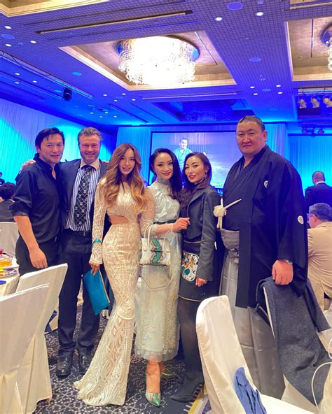 Хакүхо М Даваажаргалын зодог тайлах ёслолд ямар хүмүүс очсон бэ Todmedee Mn Тод мэдээлнэ