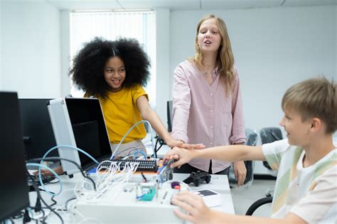 손 로봇 기술을 활용하는 젊은이들은 Stem 과정 중 하나 인 로봇 기술의 전자 회로 기판과 손 로봇 컨트롤러를 재미있게 배우고 있습니다 고등학교 이하에 대한 스톡 사진 및