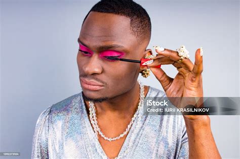 손가락에 진주 반지와 목걸이 구슬을 목에 비주테리 한 아프리카 계 미국인 비자 지스트 세련된 반짝이는 여성 드레스를 입고 웅장한 마스카라 메이크업으로 드레스를 입으십시오