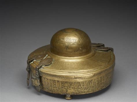 At Auction Rare Et Grand Coffret Mamlouk En Forme Darchitecture À DÔme Pour Un Grand émir Du