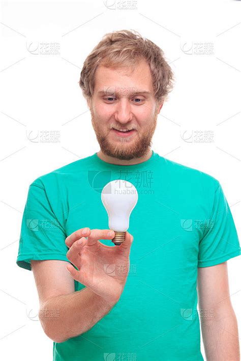 在白色背景上手持灯泡的大胡子男子