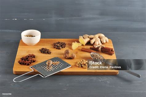 가벼운 나무 보드에 생강의 뿌리 향기로운 자메이카 고추 계피 스틱 아니스 고수 카다몬 육두구 후추 카네이션 갈색에 대한 스톡 사진 및 기타 이미지 Istock