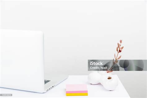 깔끔한 작업 공간 설정 책상 도구 장비 스마트 사무실 배열 스터디 테이블 메모 신선한 방 디자인 조직 탁상 재활용 재료 0명에