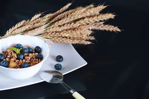 우유와 과일이 있는 건강한 아침 시리얼 초콜릿과 요구르트와 귀리와 옥수수 조각 건강하고 채식적인 음식의 개념 0명에 대한 스톡 사진 및 기타 이미지 Istock