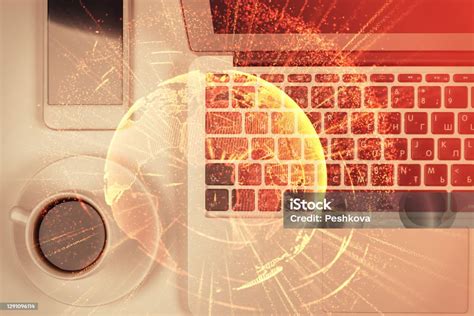 데스크톱 배경의 컴퓨터를 통해 소셜 네트워크 홀로그램 도면 맨 위 보기입니다 이중 노출 0명에 대한 스톡 사진 및 기타 이미지 Istock