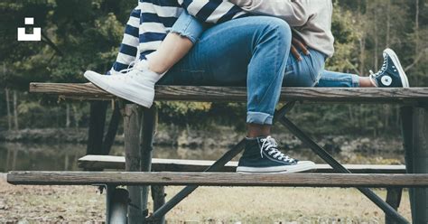 갈색 나무 벤치에 앉아있는 남자와 여자 사진 Unsplash의 무료 리치몬드 이미지