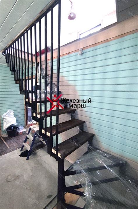 Лестница из металла с перилами на дачу