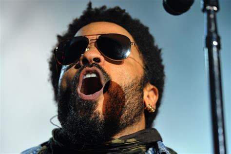 Lenny Kravitz Rips Pants Fans Go Nuts National Globalnewsca
