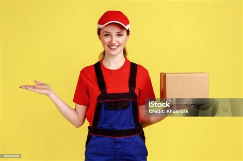 택배 여자 는 소포를 들고 손바닥에 복사 공간을 제시 이빨 미소와 카메라를보고 배달부에 대한 스톡 사진 및 기타 이미지 배달부 손바닥 20 24세 Istock